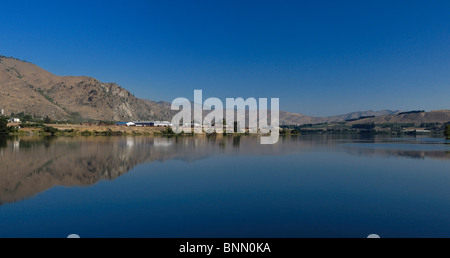 Houses Columbia River Entiat Washington USA lake hill Stock Photo - Alamy