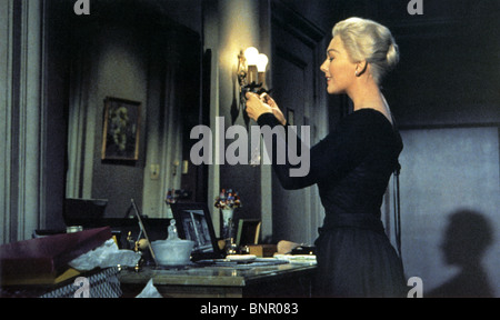 ALFRED HITCHCOCK with Kim Novak on the set of 'Vertigo' in 1958 Stock ...