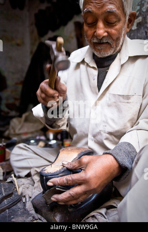 street cobbler, Delhi, India Stock Photo - Alamy