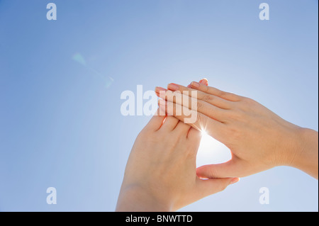 Hands framing sunshine Stock Photo - Alamy