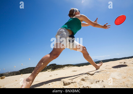 female throwing frisbee Stock Photo - Alamy
