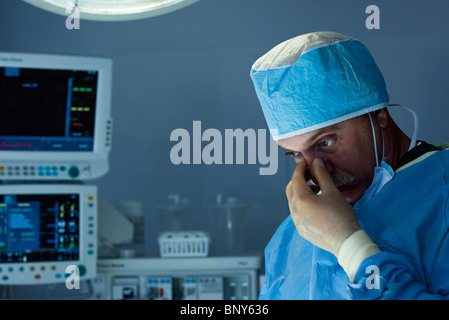 Surgeon under stress in operating room Stock Photo: 32326227 - Alamy
