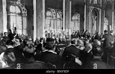 World War I: Signing Treaty of Versailles in the Hall of Mirrors, 28 ...