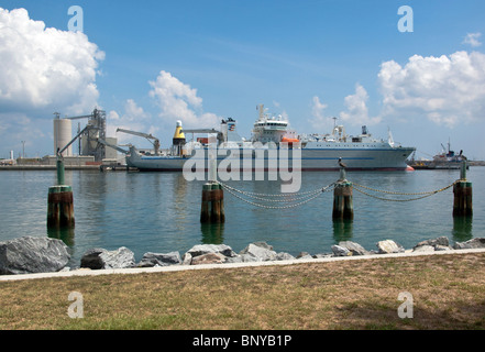 Tyco Responder - Reliance class transoceanic cable laying ship at Port ...
