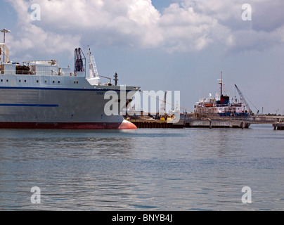Tyco Responder - Reliance class transoceanic cable laying ship at Port ...