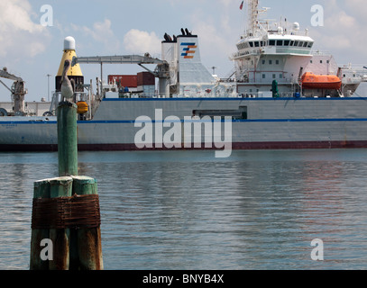 Tyco Responder - Reliance class transoceanic cable laying ship at Port ...