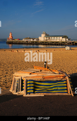 beach chairs dawn Stock Photo - Alamy
