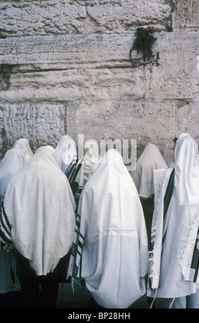 BLESSING OF THE PRIESTS (COHANIM) - COVERED BY THEIR PRAYING SHAWLS ...