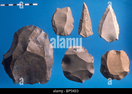 4390. PALEOLITHIC PERIOD, C. 10 - 8TH MILLENNIUM BC. FLINT STONE TOOLS ...