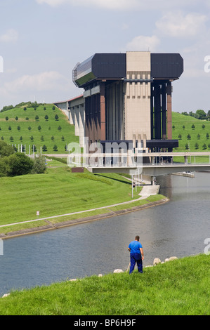 Strepy-Thieu boat lift one of the worlds largest boat lifts, Canal du ...