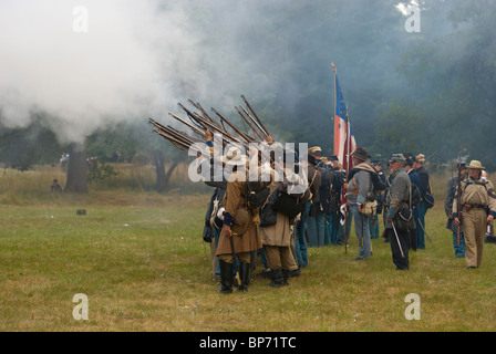 Civil War Cannon Firing Stock Photo: 14352400 - Alamy