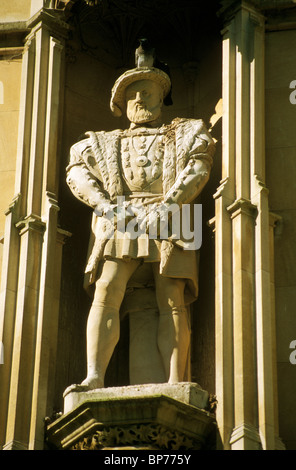 Statue of King Henry VIII at King's College. Architectural detail ...
