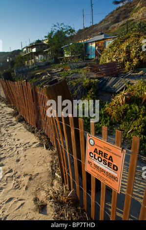 Area Closed sign on coastal cliff Stock Photo - Alamy