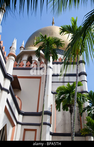 Side view of the Sultan Mosque or Masjid Sultan and North Bridge Road ...