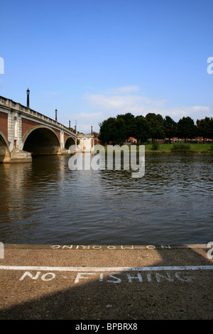 Molesey Lock, River Thames, Hampton Court, East Molesey, Surrey Stock ...