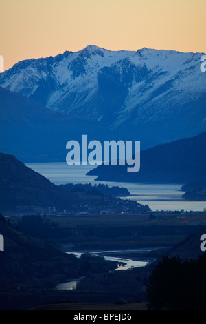 Queenstown sunset over the mountains of Cecil Peak and Walter Peak, New ...