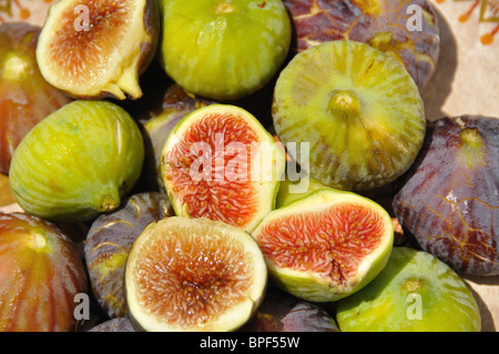 Fresh figs on an old Greek plate Stock Photo - Alamy