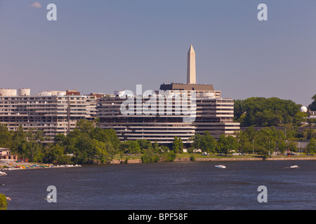 WATERGATE COMPLEX. WASHINGTON MONUMENT Stock Photo - Alamy