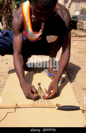 Boy weaving kente cloth Ghana Stock Photo - Alamy