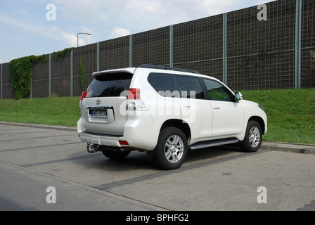 Rear view of a white modified Land Rover Discovery Series I racing on a ...