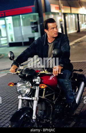 EXIT WOUNDS 2001 Warner Bros film with Steven Seagal at right and DMX ...