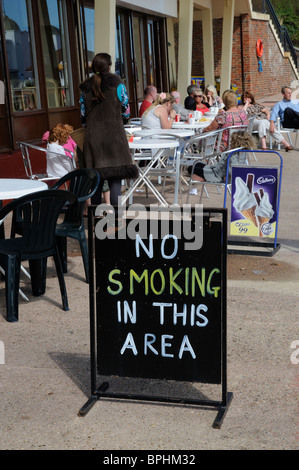 A No Smoking sign on a dining table Stock Photo - Alamy