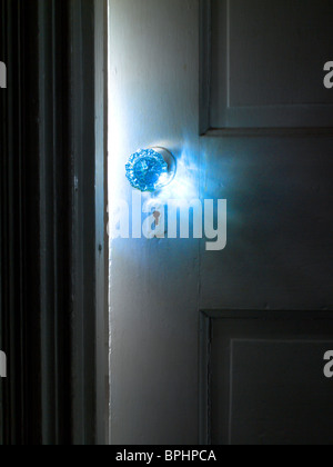 Light shining through keyhole of antique lock Stock Photo - Alamy