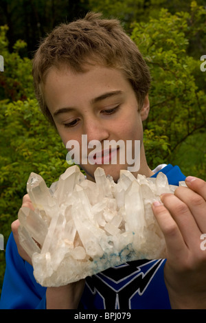 Quartz (SiO2 - silicon dioxide) - The most common mineral on earth ...