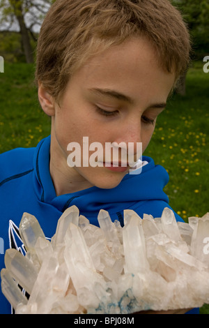 Quartz (SiO2 - silicon dioxide) - The most common mineral on earth ...