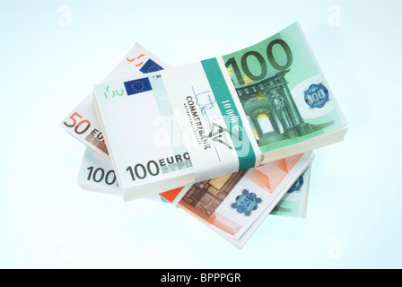 Bundle of money with 100 Euro notes Stock Photo - Alamy