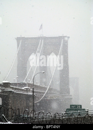 Brooklyn Bridge snow storm Stock Photo - Alamy
