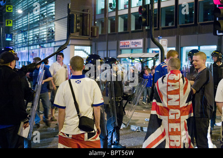 Glasgow Rangers fans riot in Manchester with Police after UEFA cup ...