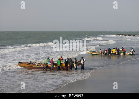 Fishing boat, pirogue, on the beach in Kribi, Cameroon, Central Stock ...