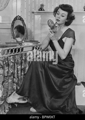 Hazel Court Actress Putting On Lipstick 01 May 1947 **WARNING** This ...