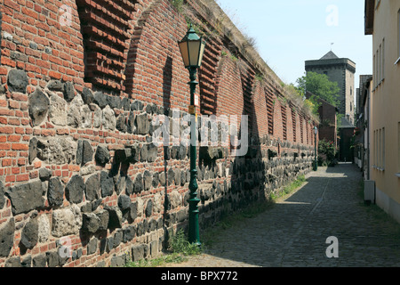 Mittelalter, Feste Zons, Stadtmauer mit Wehrturm Pfefferbuechse in ...