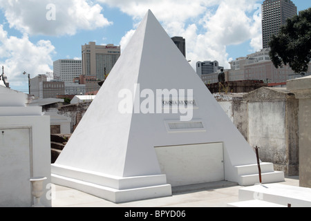 Nicolas Cage Pyramid Crypt In New Orleans Stock Photo - Alamy