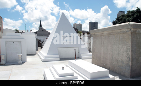 Nicolas Cage Pyramid Crypt In New Orleans Stock Photo - Alamy