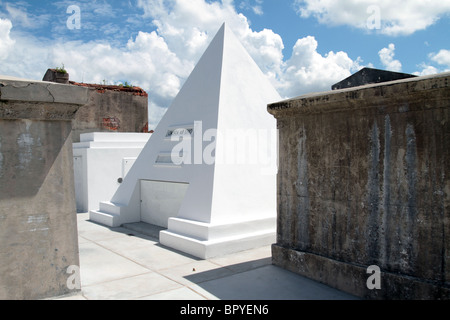 Nicolas Cage Pyramid Crypt In New Orleans Stock Photo - Alamy