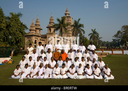 Buddhist monks at Mulagandha Kutir Vihara temple "Isipatana Deer Park ...