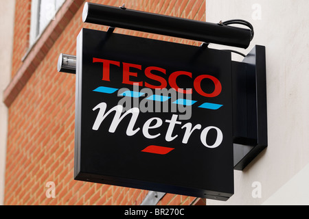 Tesco Metro shop sign logo Stock Photo - Alamy