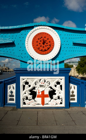 Detail of Tower Bridge London Crest Heraldry Stock Photo - Alamy