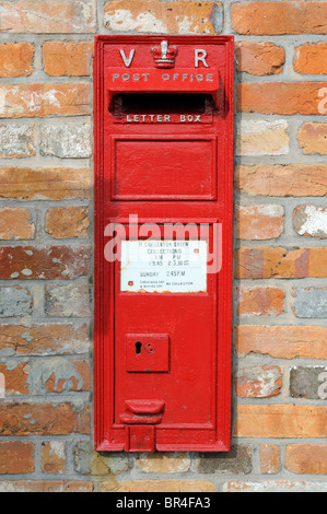 A Red Victorian era post box / Queen Victoria Post Box on Sarratt green ...