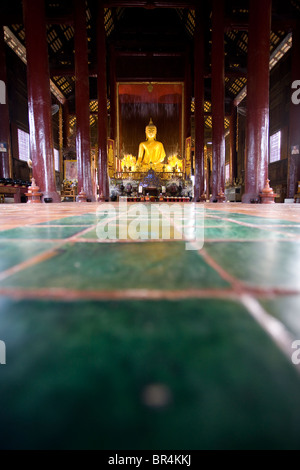 Thailand: Buddha image in the main viharn, Wat Chedi Sao, Lampang ...