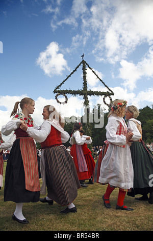 Dance around the maypole, traditional costume group named Siebenbuerger ...