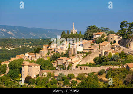 France, Vaucluse Bonnieux, perched village in the Luberon, night ...