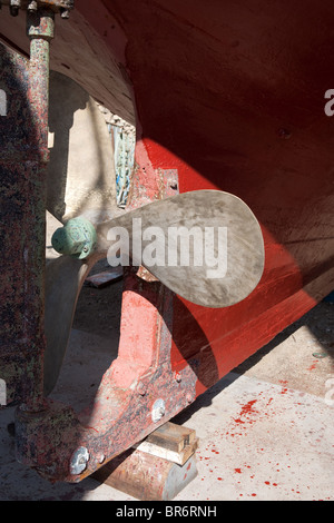 Boat propeller cut out Stock Photo - Alamy
