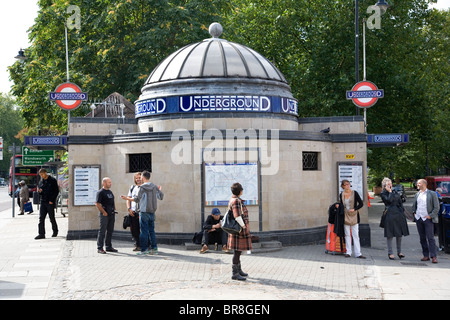 London Underground Tube Station: Clapham Common Stock Photo - Alamy
