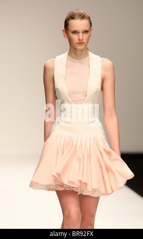 Model London Fashion Week Spring/Summer 2011 - Unique Top Shop ...