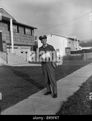 1960s PORTRAIT OF SMILING SUBURBAN MAILMAN LOOKING AT CAMERA - kp920 ...