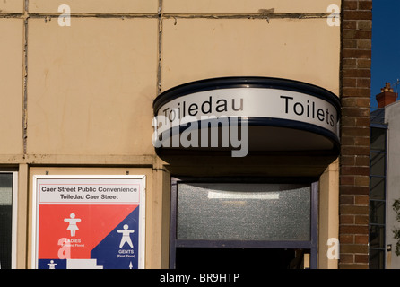 A toilet sign in English and welsh Stock Photo - Alamy